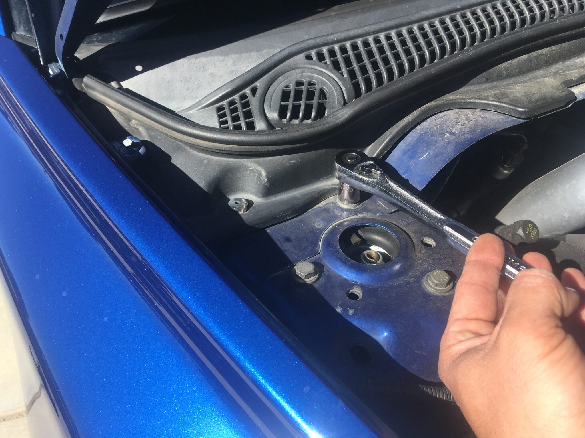 Add a Genuine Volvo Strut Bar on Your P1 (S40/C30/C70) #31329445