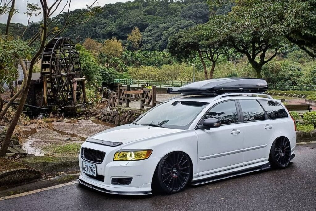 Rad Jian's 2011 Volvo V50 R-design on ImportSauce.com